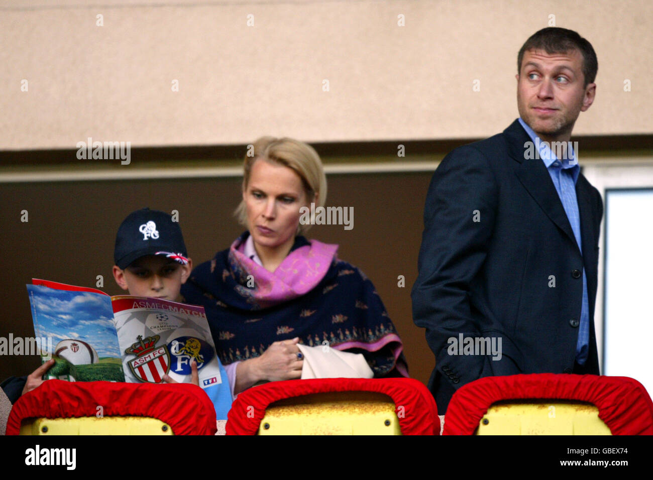 Le propriétaire de Chelsea Roman Abramovich dans les stands pour le jeu ...