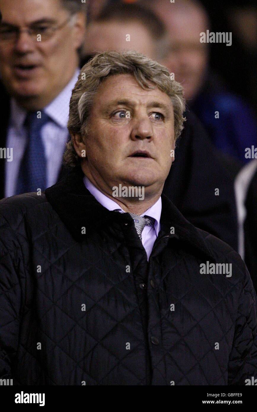 Wigan athletic manager steve bruce dans les stands Banque de ...