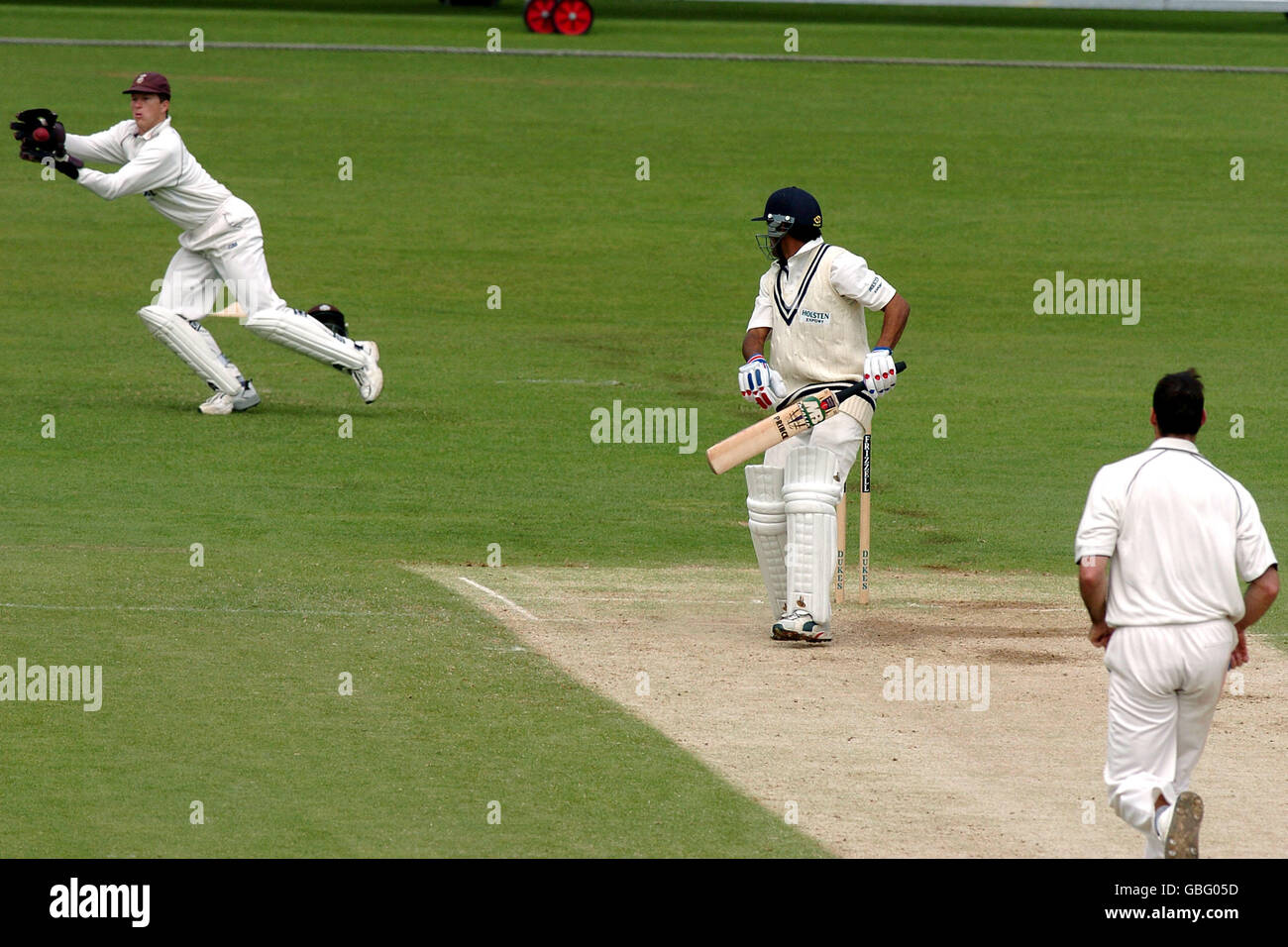 Mohammed Sami de Kent regarde derrière lui pour voir le capitaine de ...