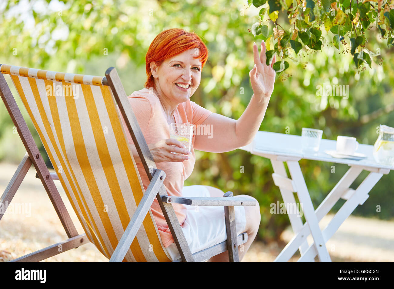 Femme sur une chaise longue Banque de photographies et d’images à haute résolution - Alamy