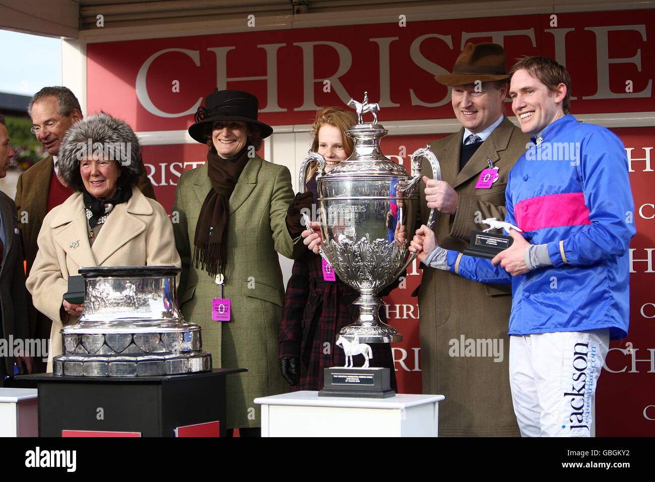 Le jockey Richard Burton (rigtht) célèbre avec le trophée après avoir ...