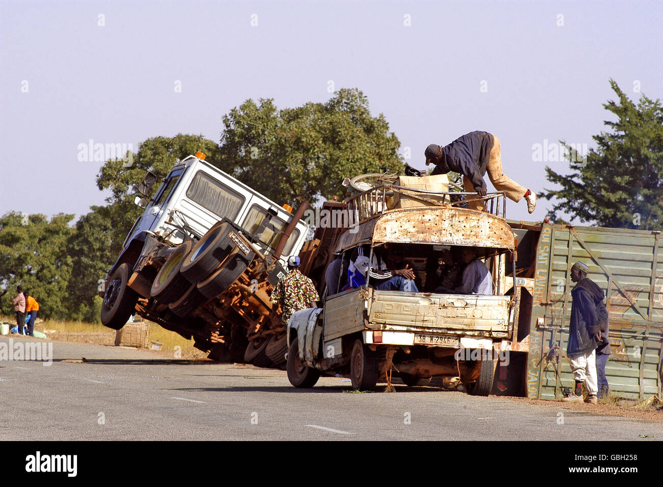 Accident de circulation sur l'Afrique sur l'autoroute entre un camion ...