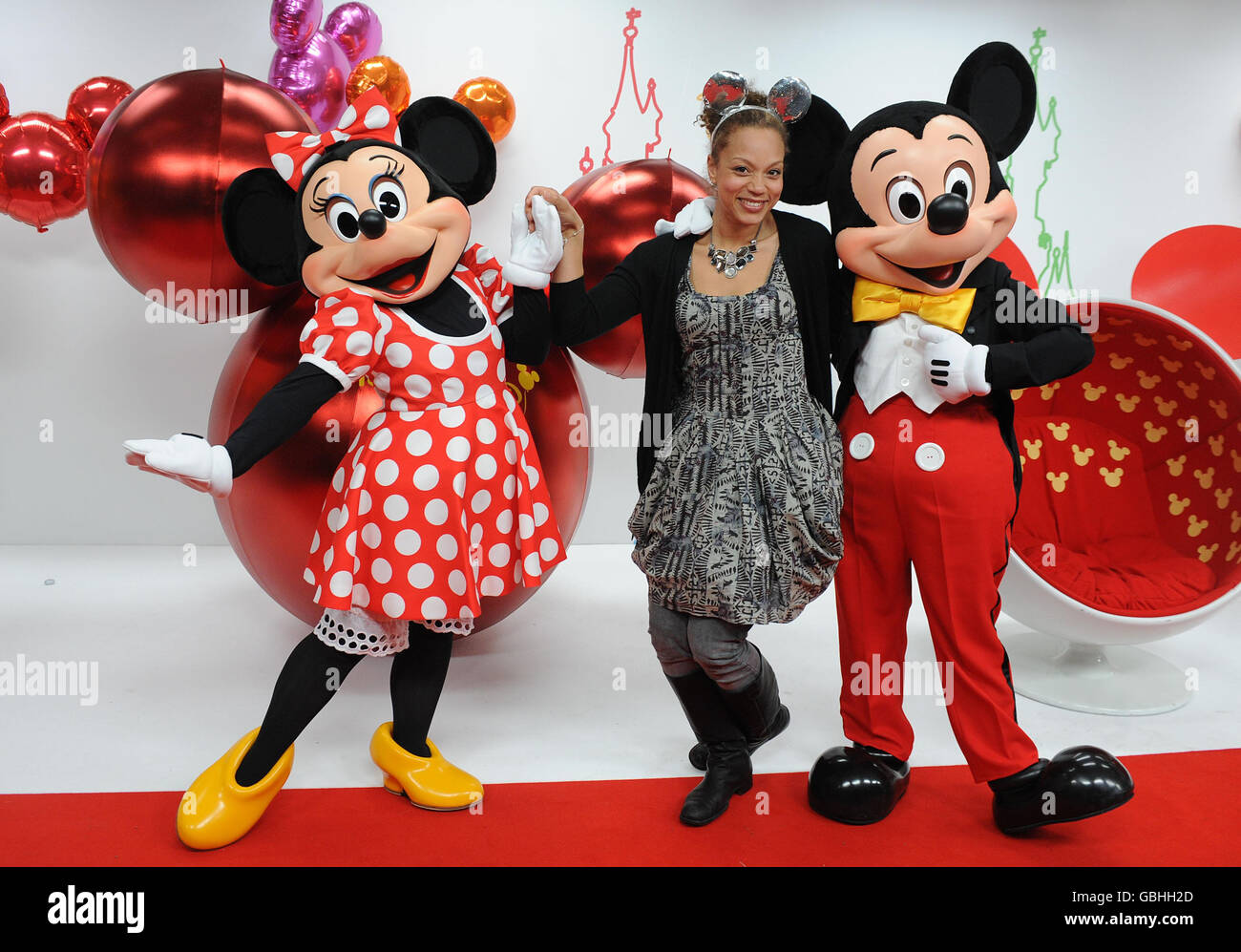Angela Griffin est vue avec Mickey et Minnie Mouse lors de la fête ...