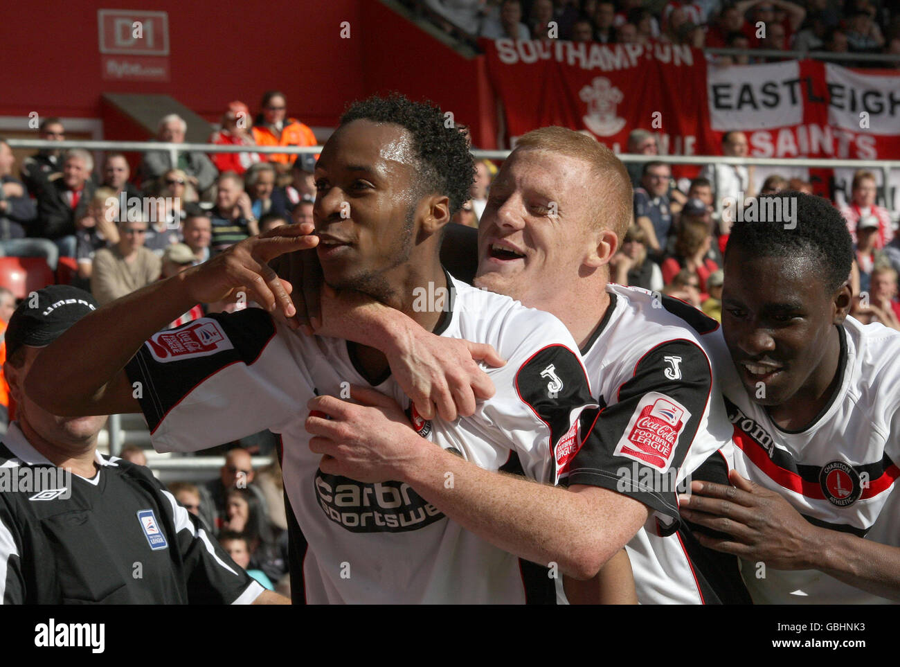 Le Therry Racon de Charlton célèbre son score avec Nicky Bailey et ...