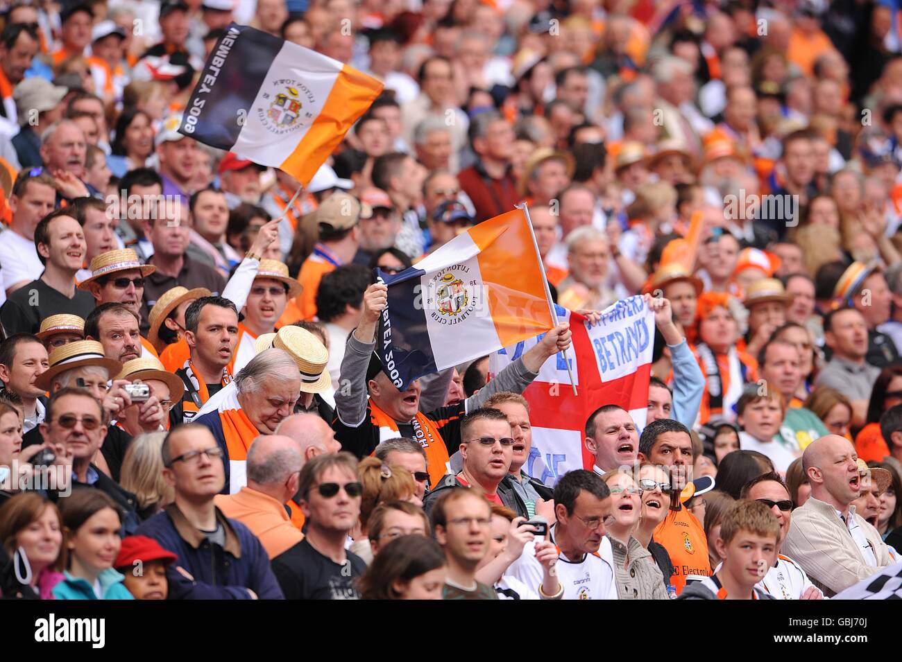 Fans de luton town dans les gradins de wembley Banque de photographies ...
