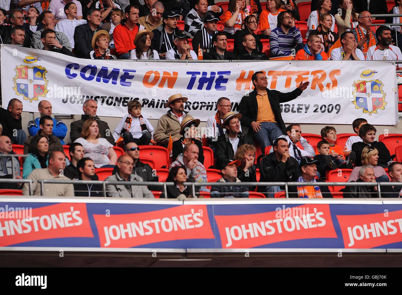 Fans de luton town dans les gradins de wembley Banque de photographies ...