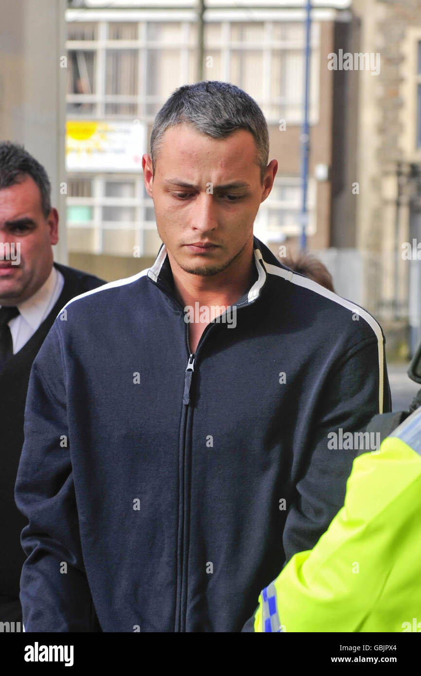 Paul Grabham, 25 ans, arrive au tribunal des magistrats de Swansea, où ...
