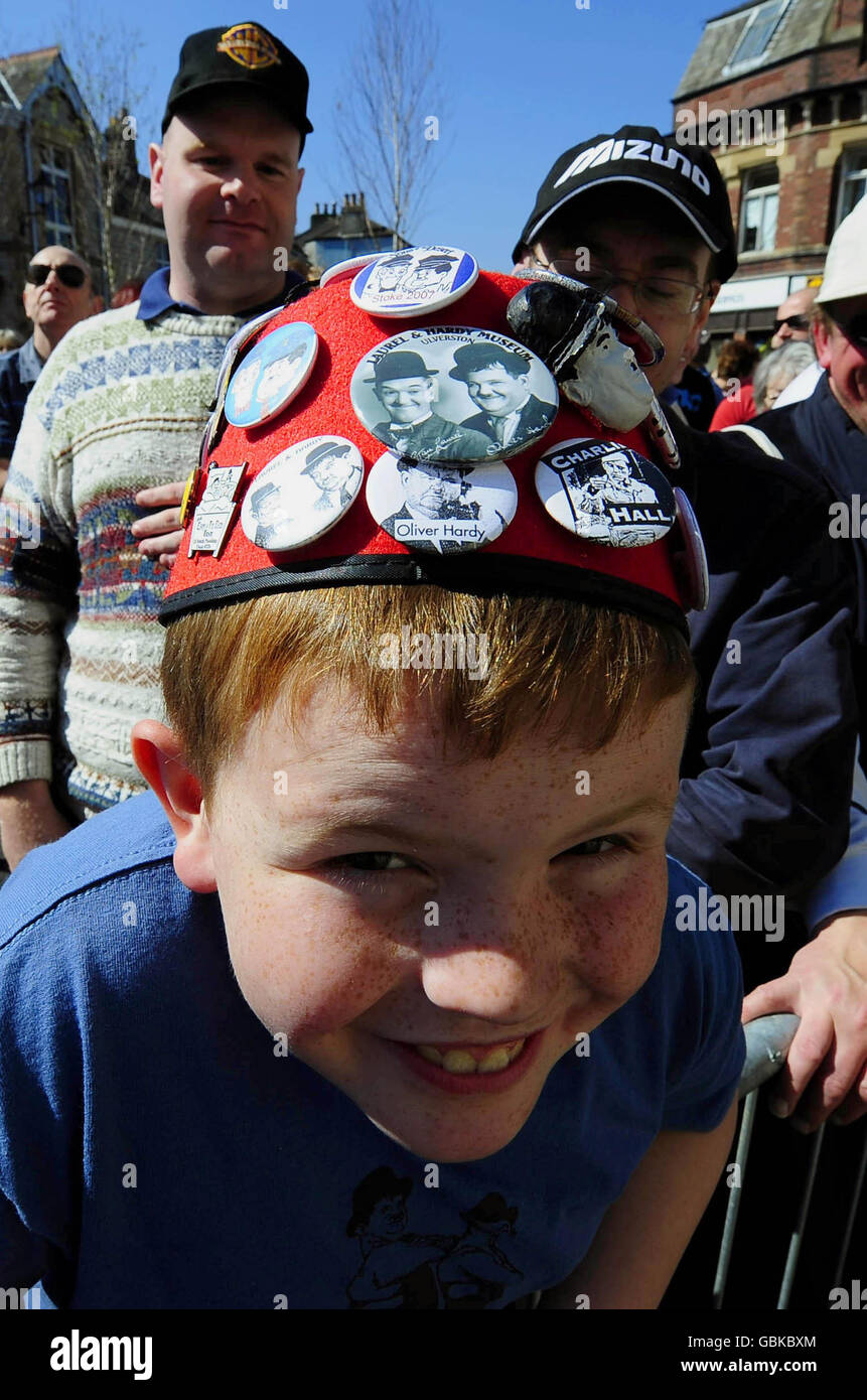 Un jeune fan des montres Laurel et Hardy comme Ken Dodd dévoile une ...