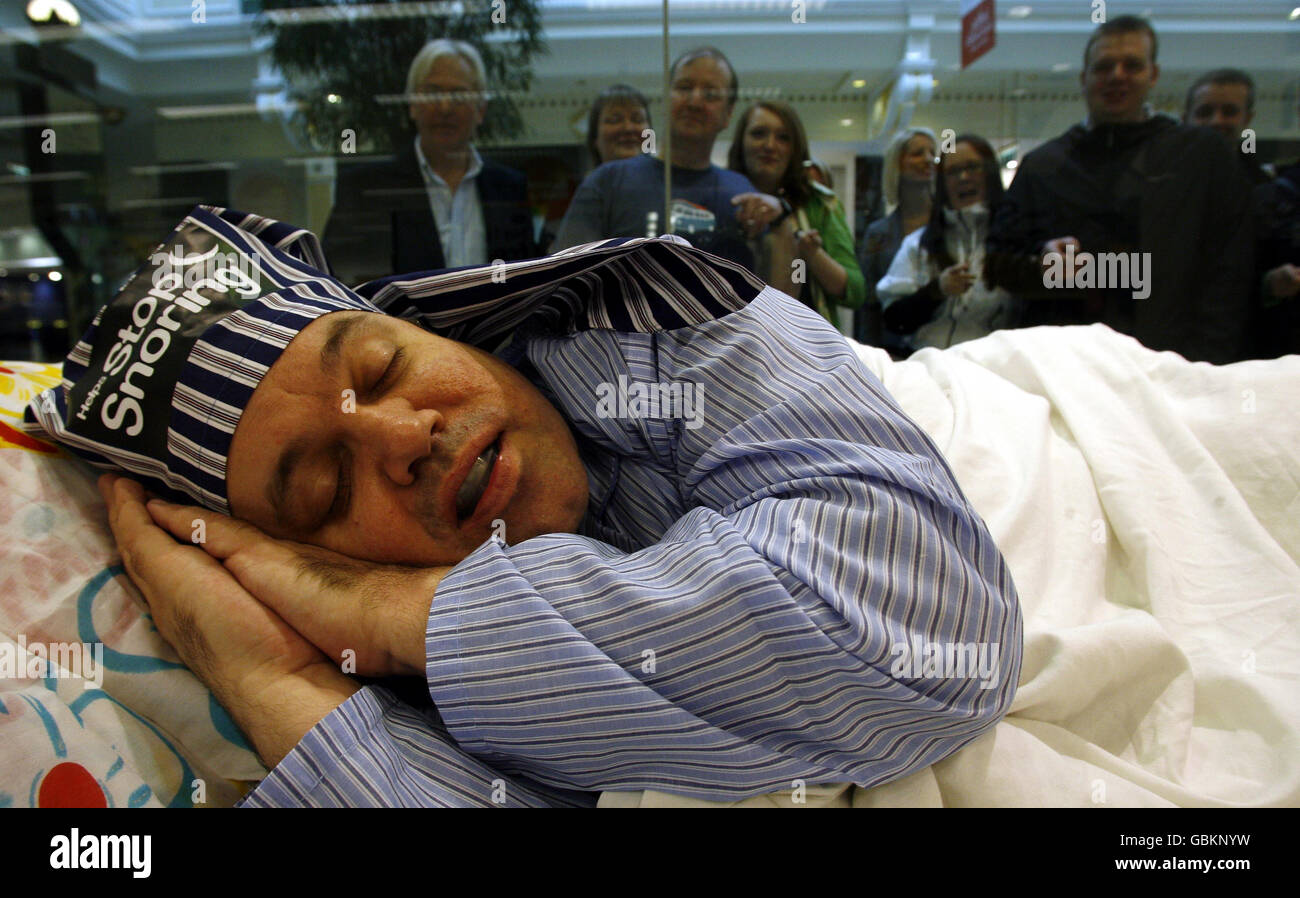 L'ancienne star des EastEnders et Extras, Shaun Williamson, dort dans ...