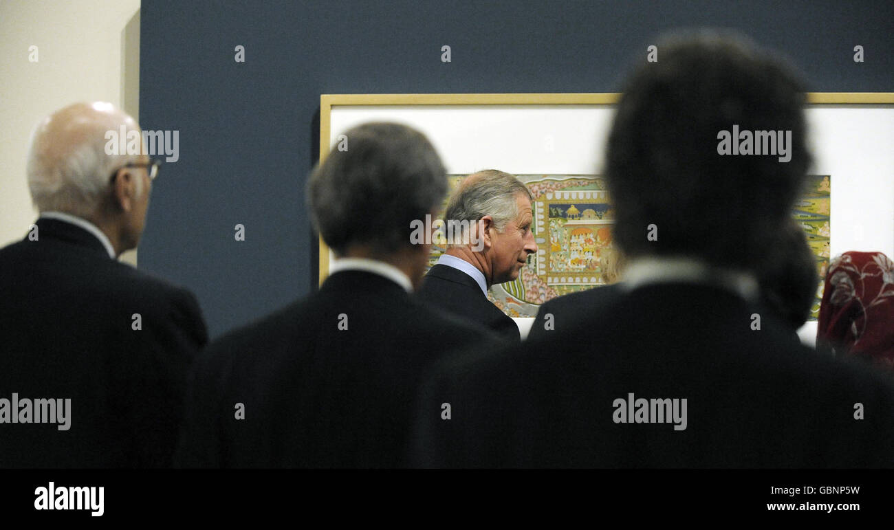 Le Prince de Galles voit un tableau tout en assistant à l'ouverture de ...
