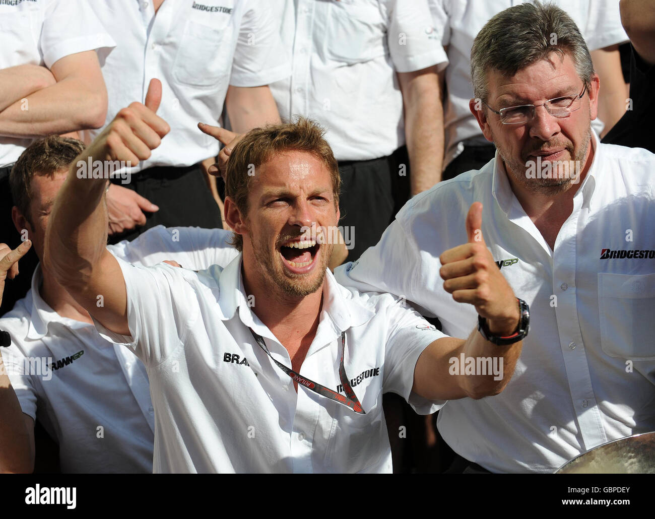 Jenson Button et Ross Brawn du groupe Brawn célèbrent leur deux lors du ...