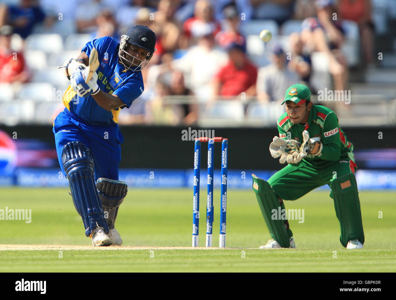 Sri lankas saneth jayasuriya frappe Banque de photographies et d’images ...