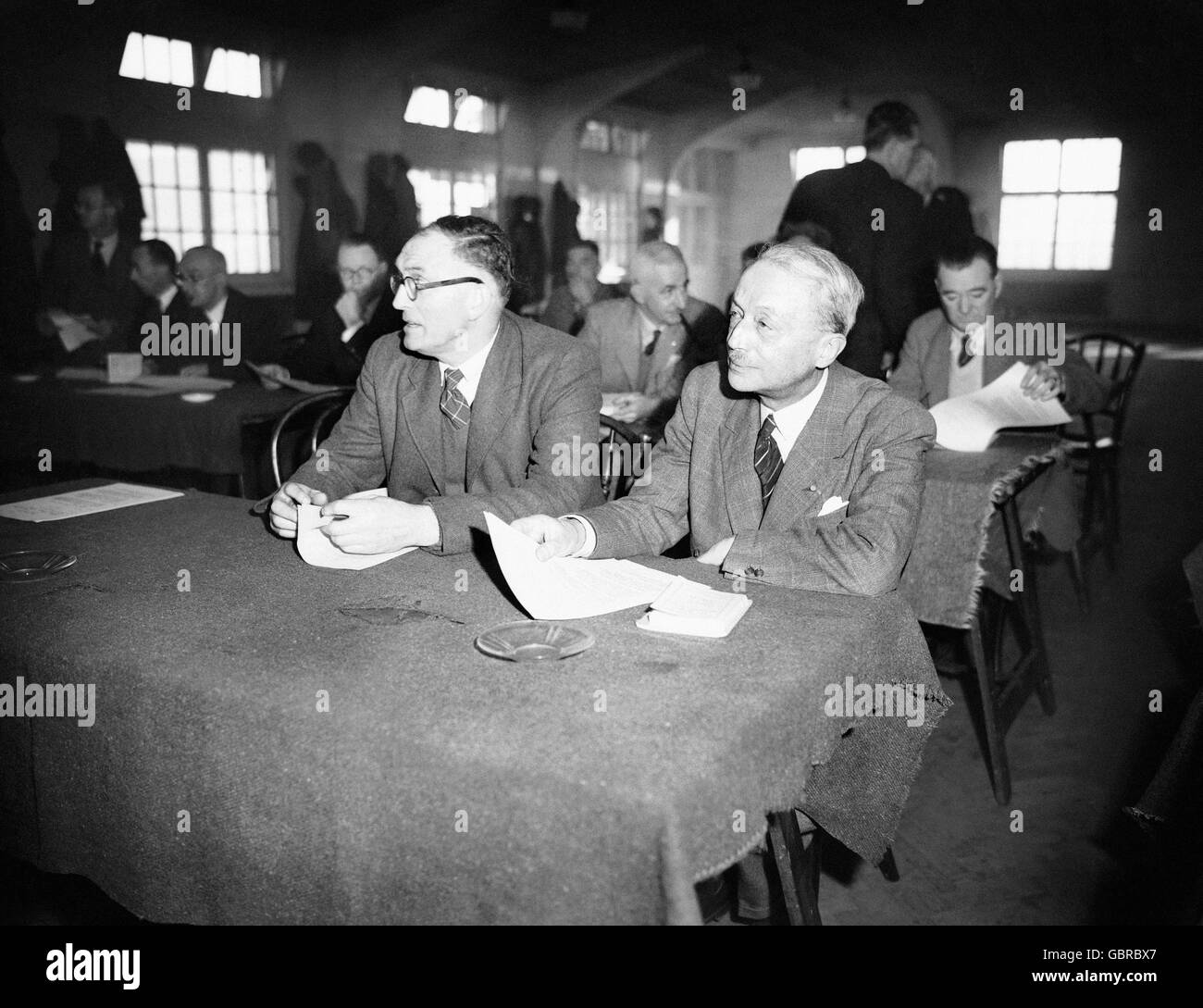 De gauche à droite, Ned Holmes de Durham et M Muntz de France lors d ...