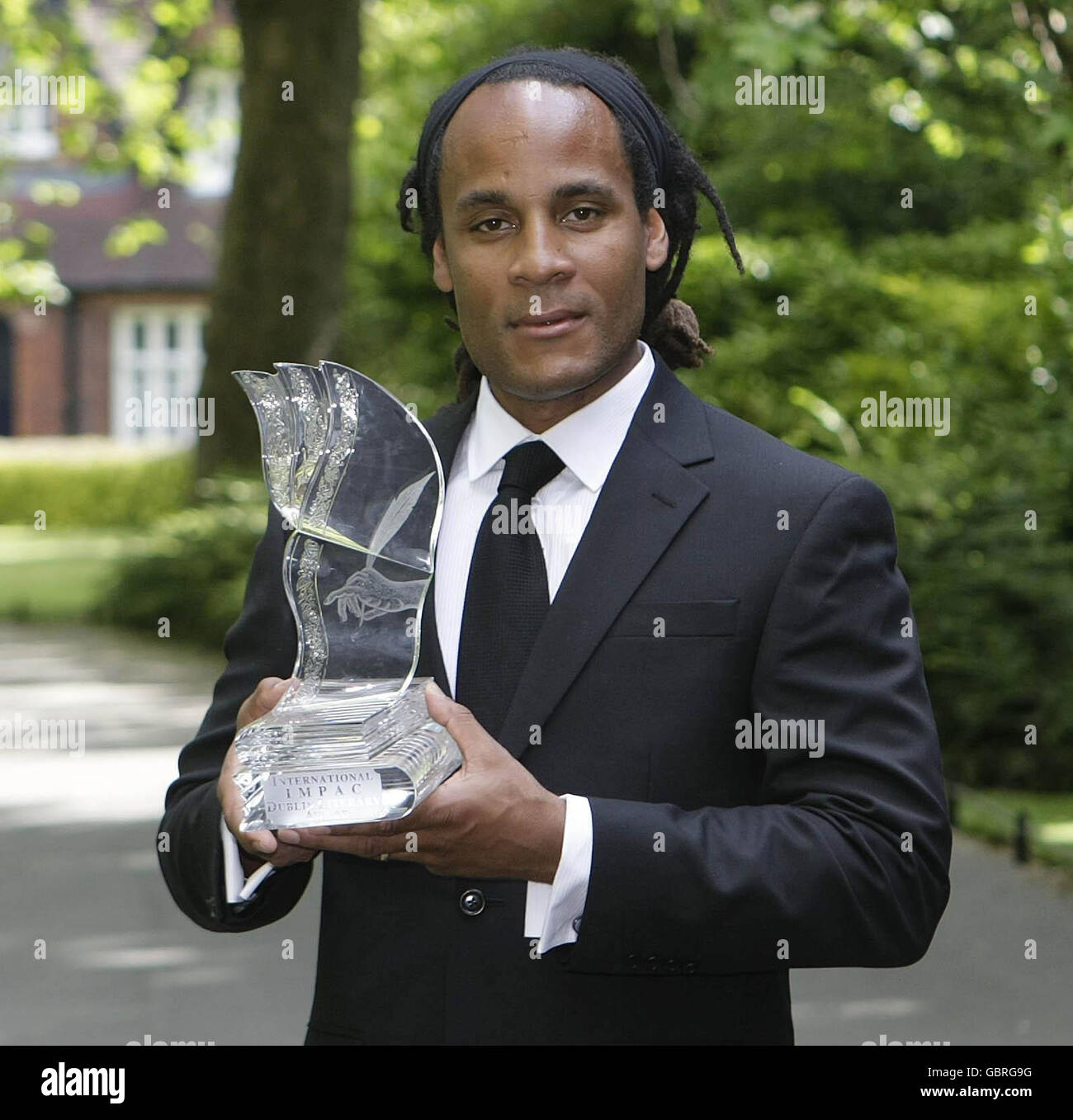 Tient son premier livre Banque de photographies et d’images à haute ...