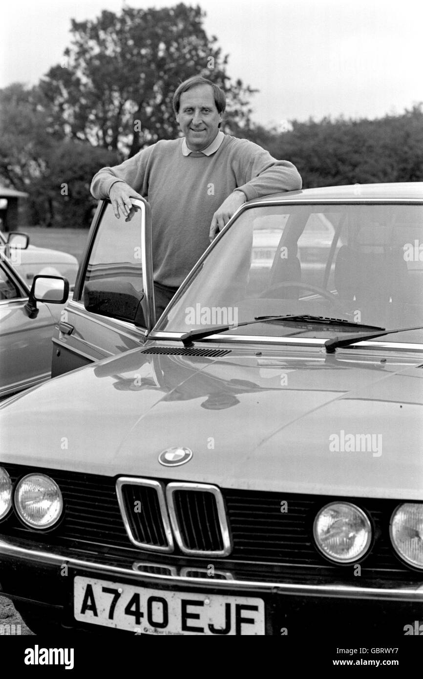 Nottingham forest scout alan hill pose par sa voiture bmw Banque de ...