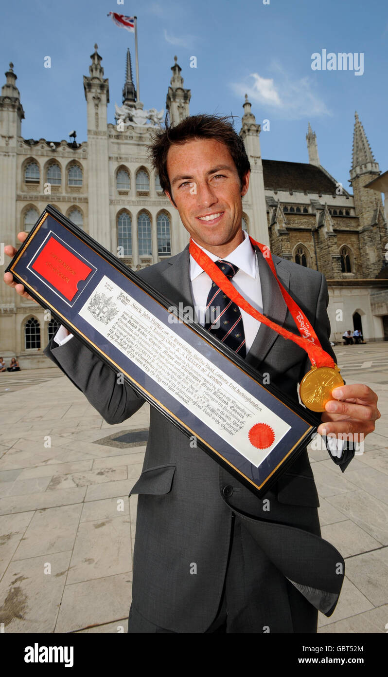 Mark Hunter, champion olympique d'aviron, 30 ans, devant le Guildhall ...
