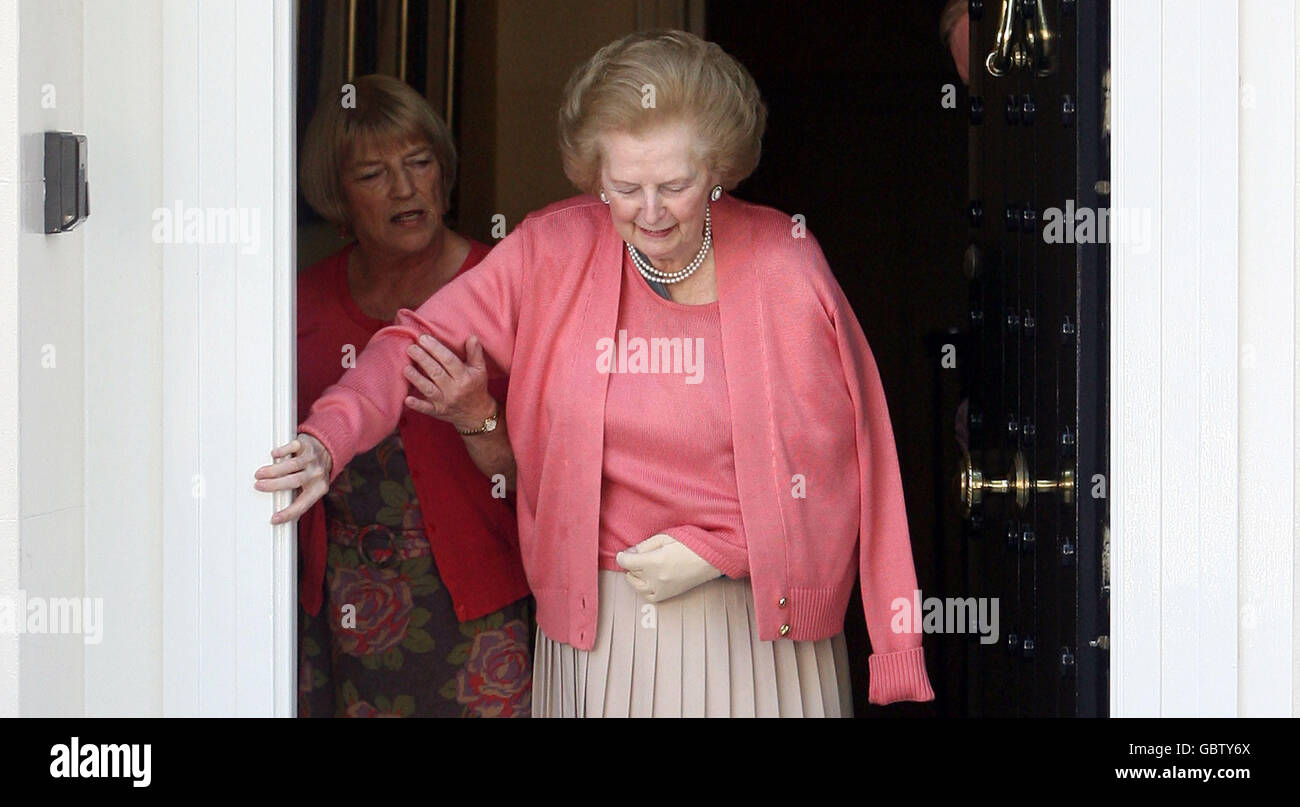 La baronne Thatcher devant sa maison à Londres après avoir quitté l ...