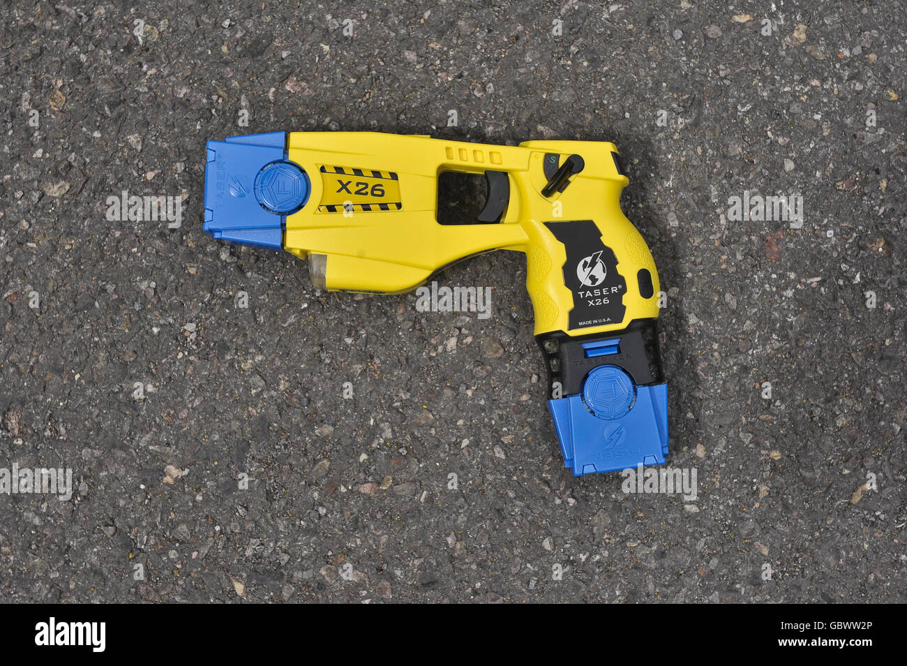 Un Taser X26 équipé de deux cartouches d'entraînement bleues. Les zones ...