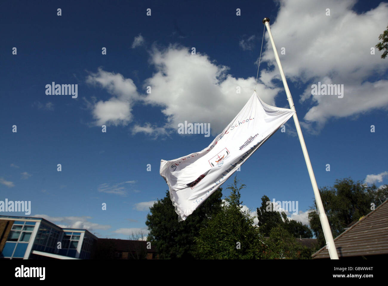 Un drapeau vole en Berne à l'école St Catherines de West Drayton ...