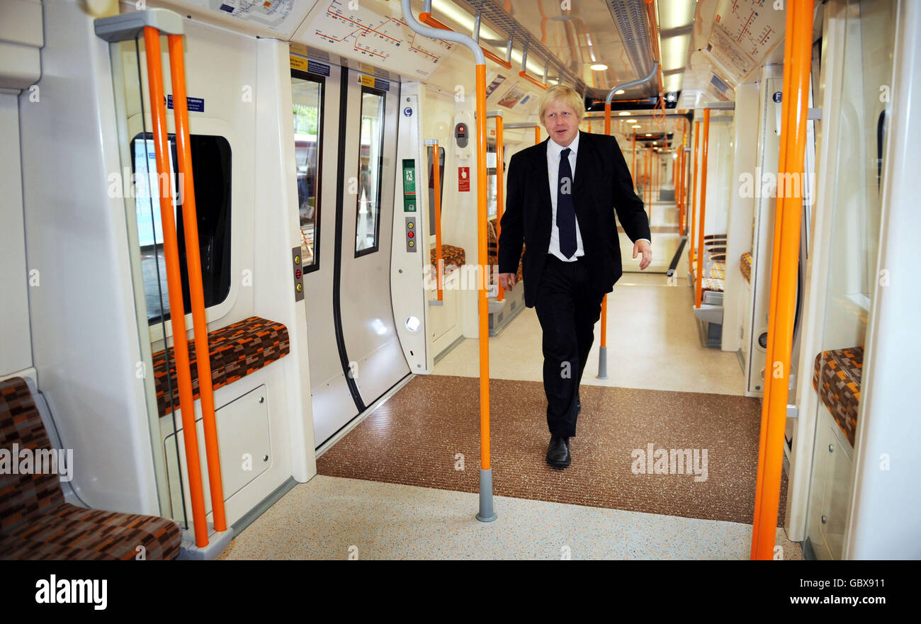Boris Johnson, maire de Londres, traverse le train « WORM design » dans ...