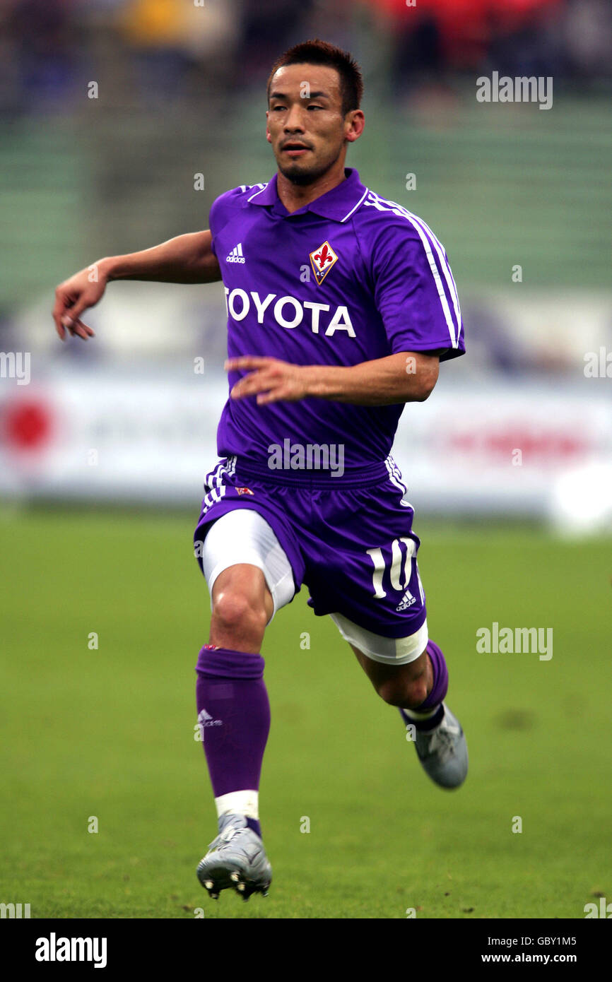 Football - Italien Serie A - Fiorentina v Lecce. Hidetoshi Nakata ...