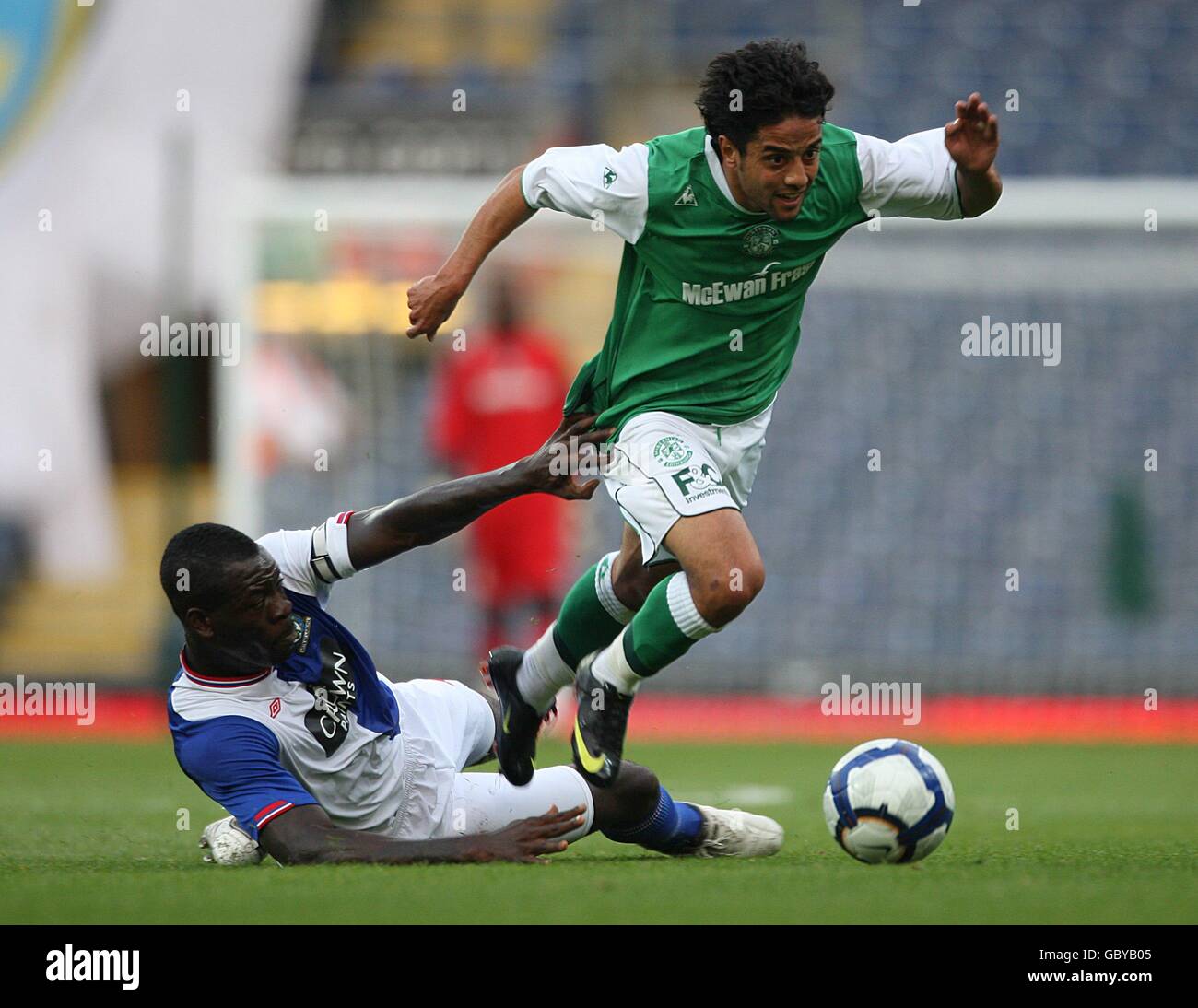 Merouane Zemmama d'Hibernian et Chris Samba de Blackburn Rovers (à ...