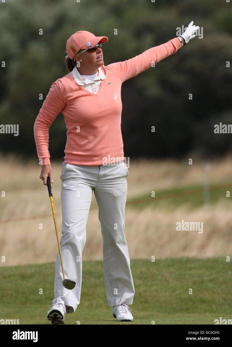 Samantha Head, en Angleterre, joue son deuxième tir sur le 6e fairway ...