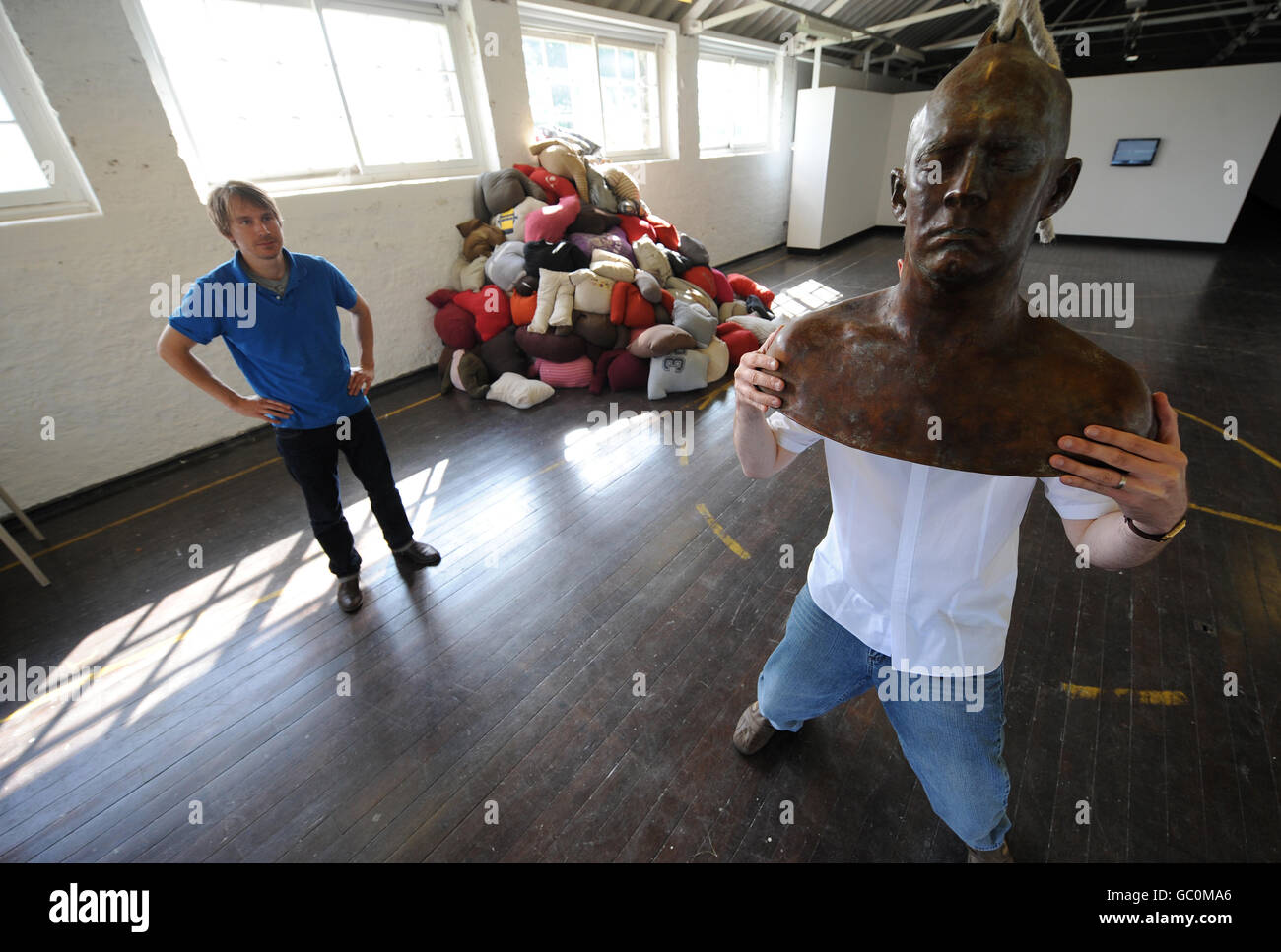 La sculpture 'Clapper Tongue', une cloche de bronze de 45 kilo de ...
