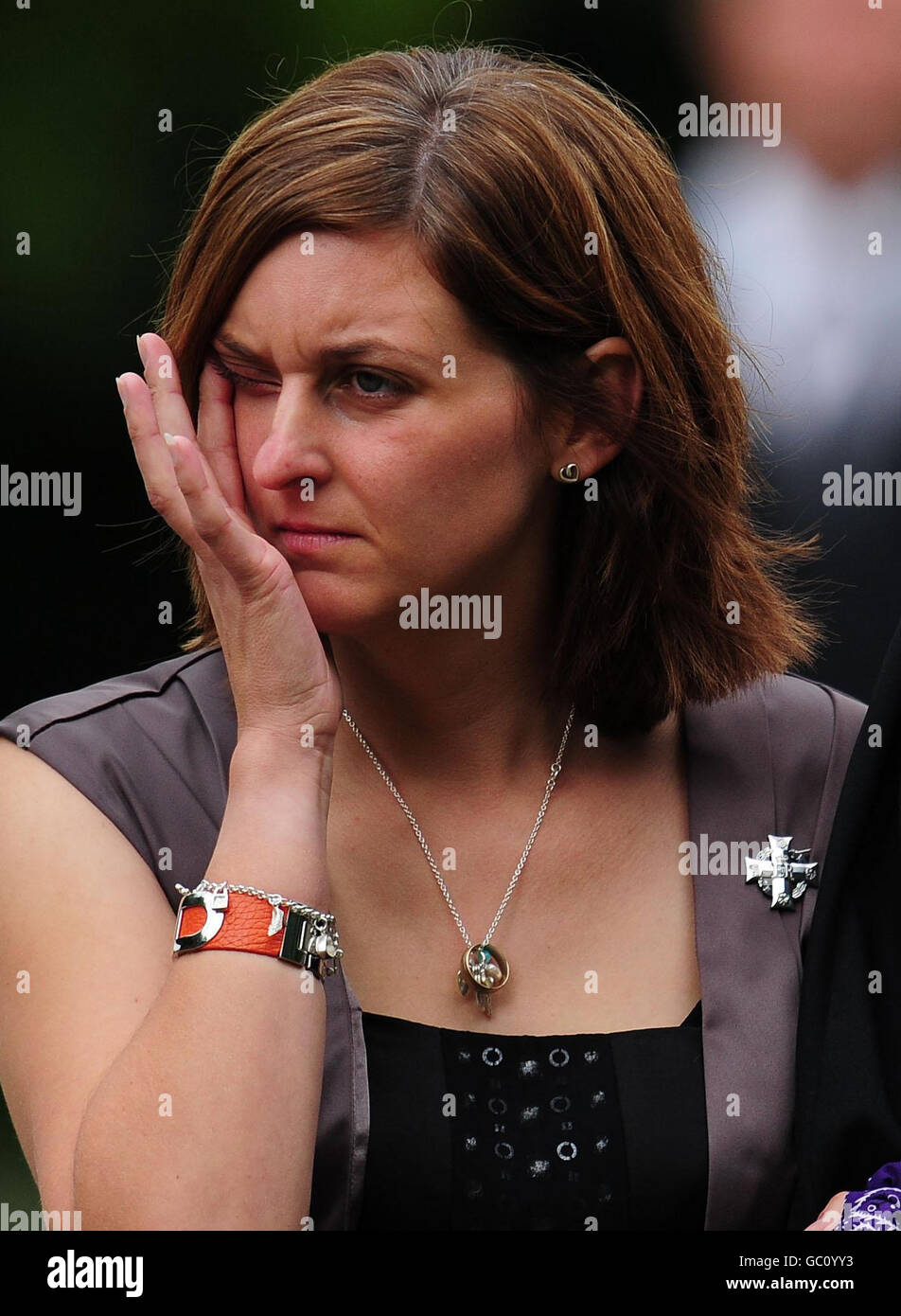 Karen Upton, l'épouse de l'Adjudant Sean Upton, observe son cercueil ...