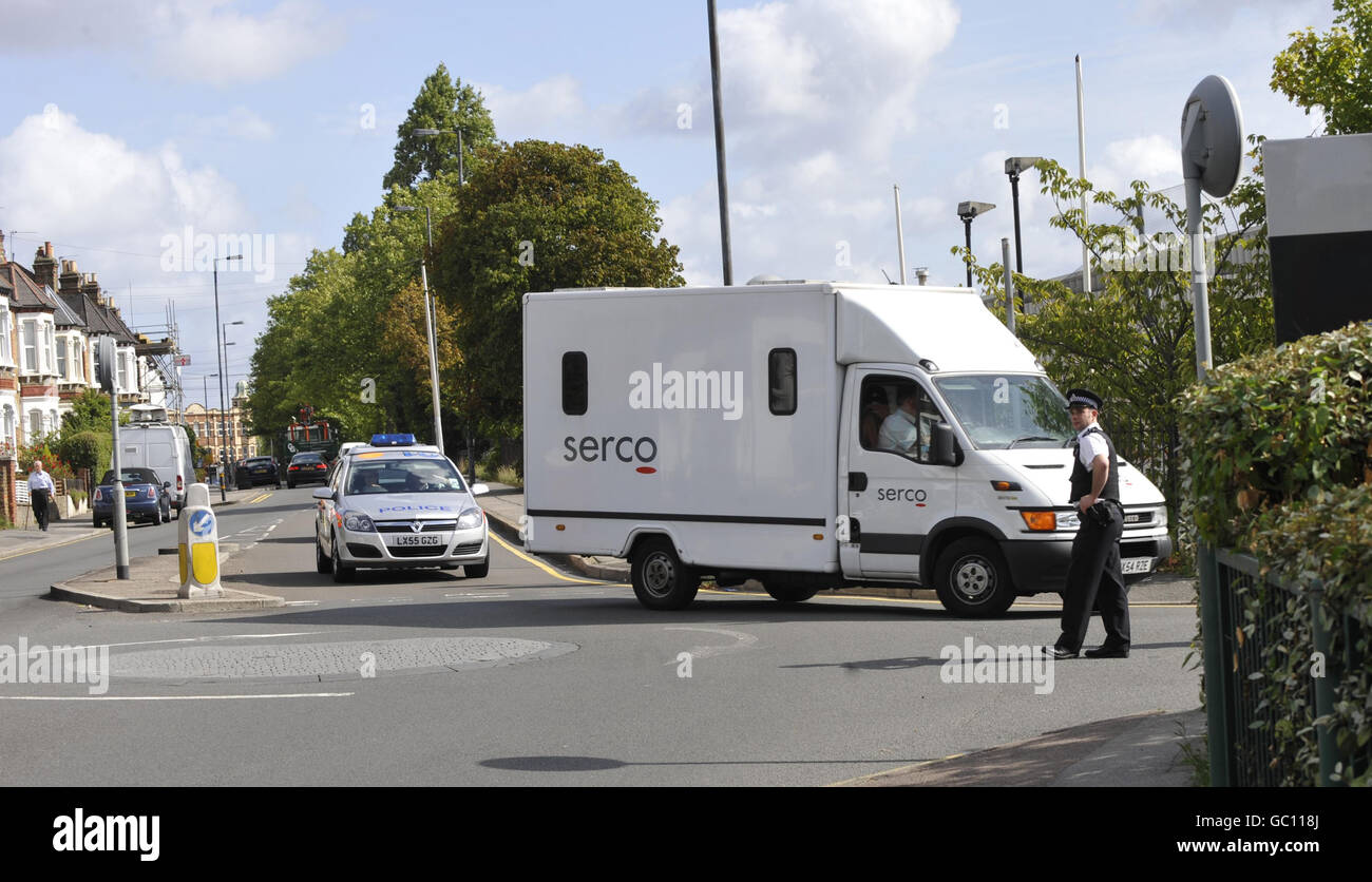 Une camionnette de prison arrive au tribunal de Wimbledon à Wimbledon ...