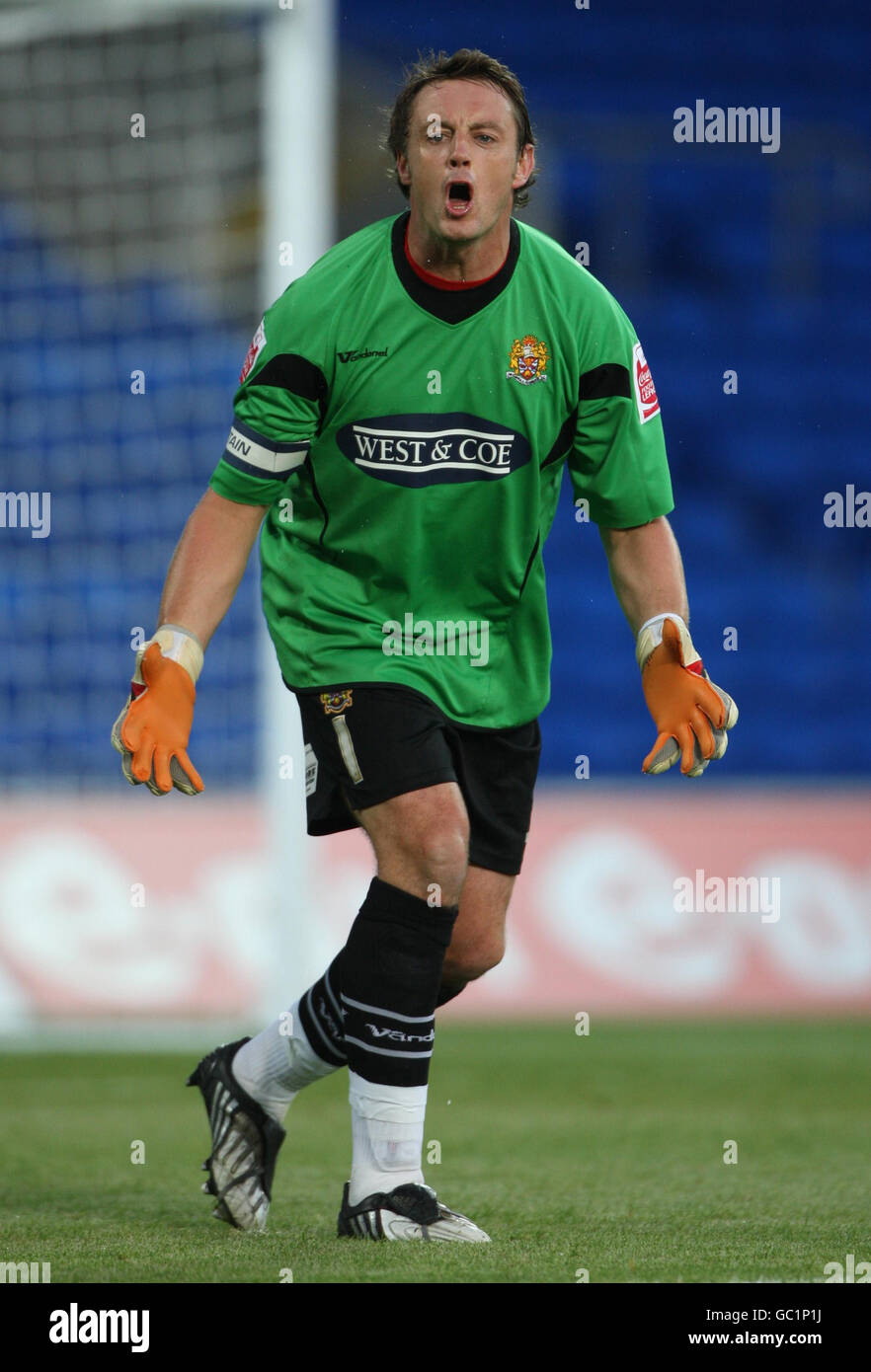 Dagenham et le gardien de redbridge tony roberts Banque de ...