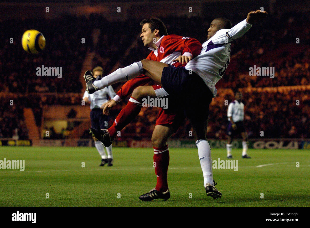 Middlesbroughs mark viduka tient hors manchester citys sylvain distin ...