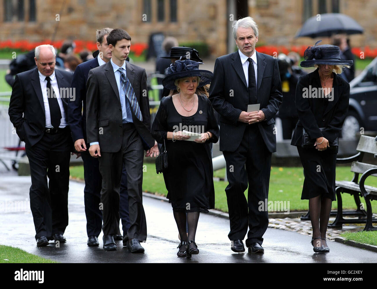 Lady Elsie Robson (au centre) et sa famille arrivent pour le service de ...