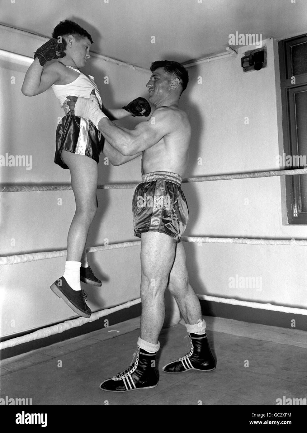 Le canadien Yvon Durelle s'est emmené avec son partenaire de combat ...