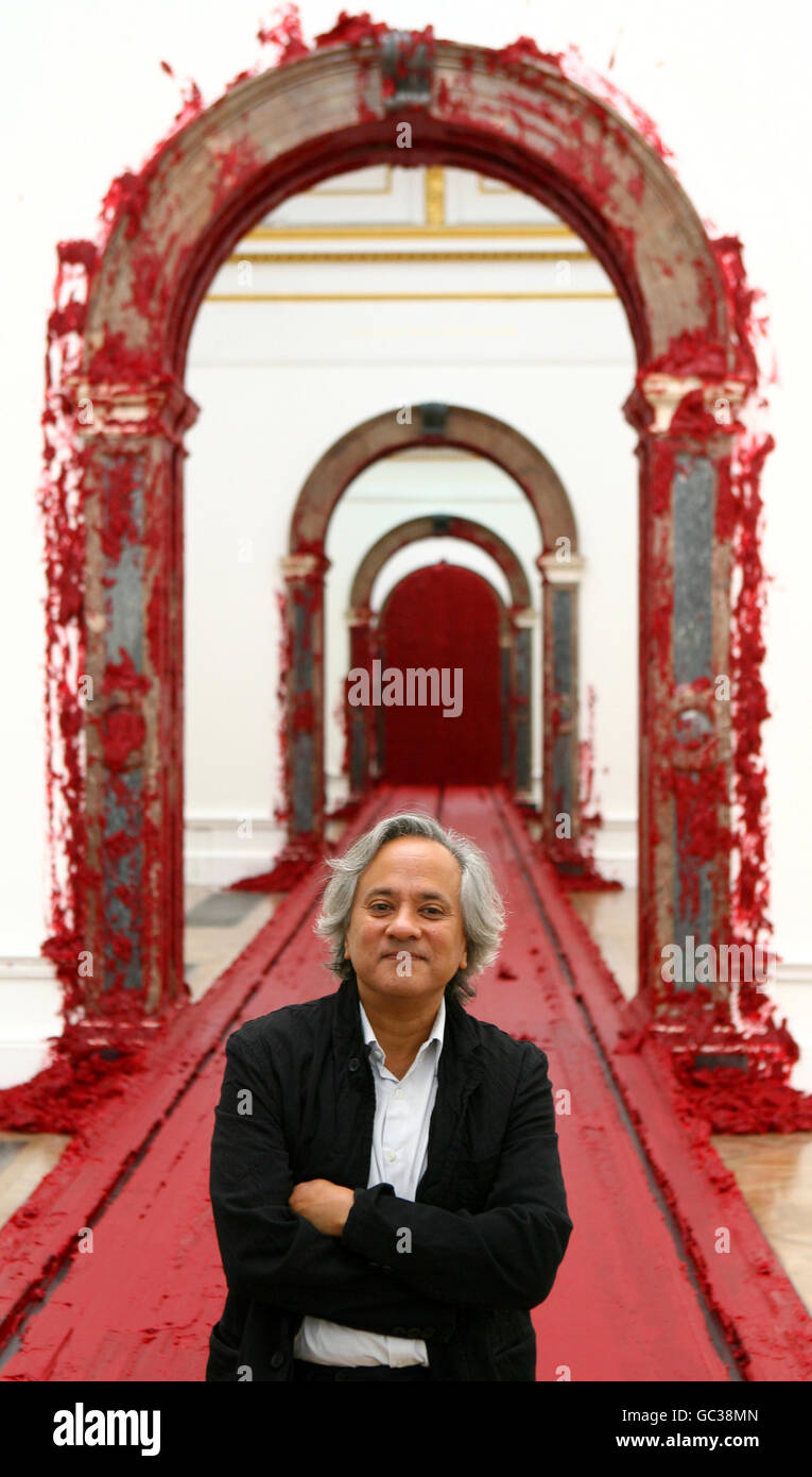 L'artiste Anish Kapoor se trouve devant son œuvre, Svayambh, 2007, lors ...
