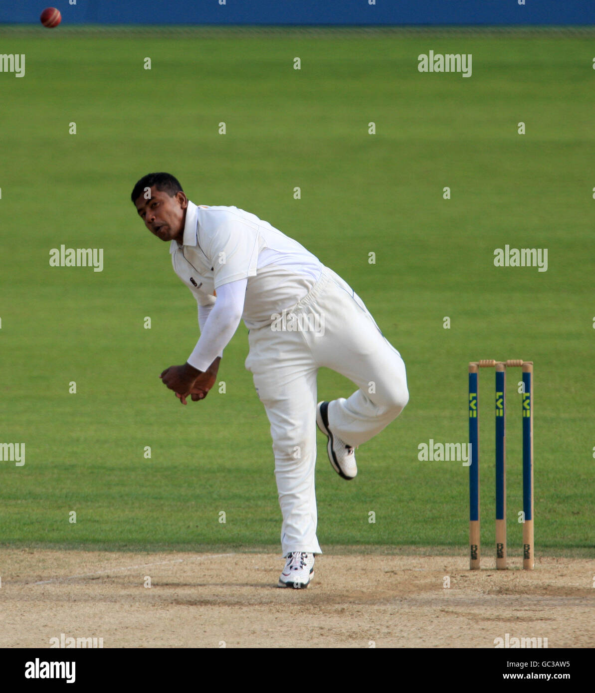 Surreys arun harinath en action contre glamorgan Banque de ...