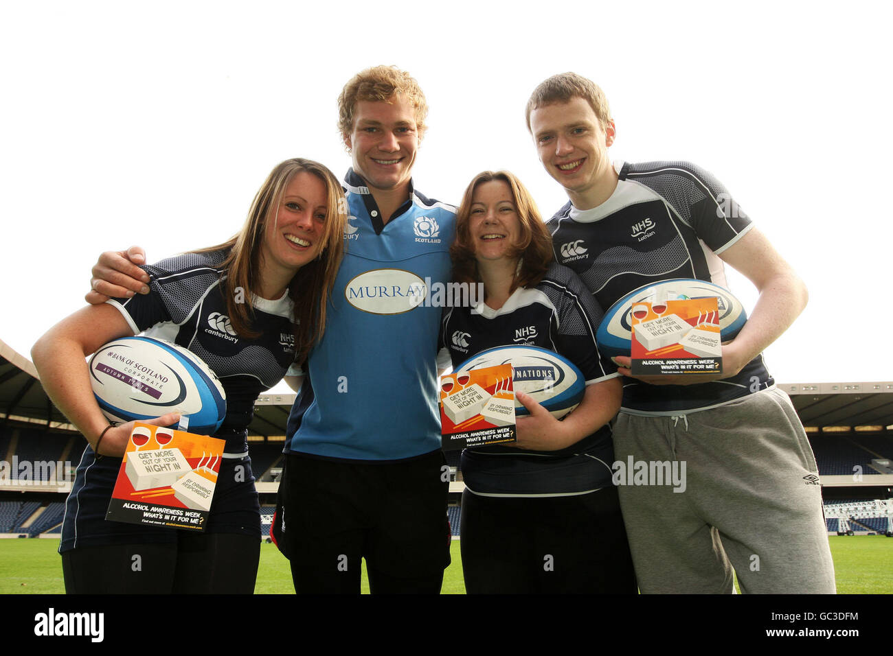 Ross Rennie en Écosse (2e à gauche) Est rejoint par les joueurs de ...