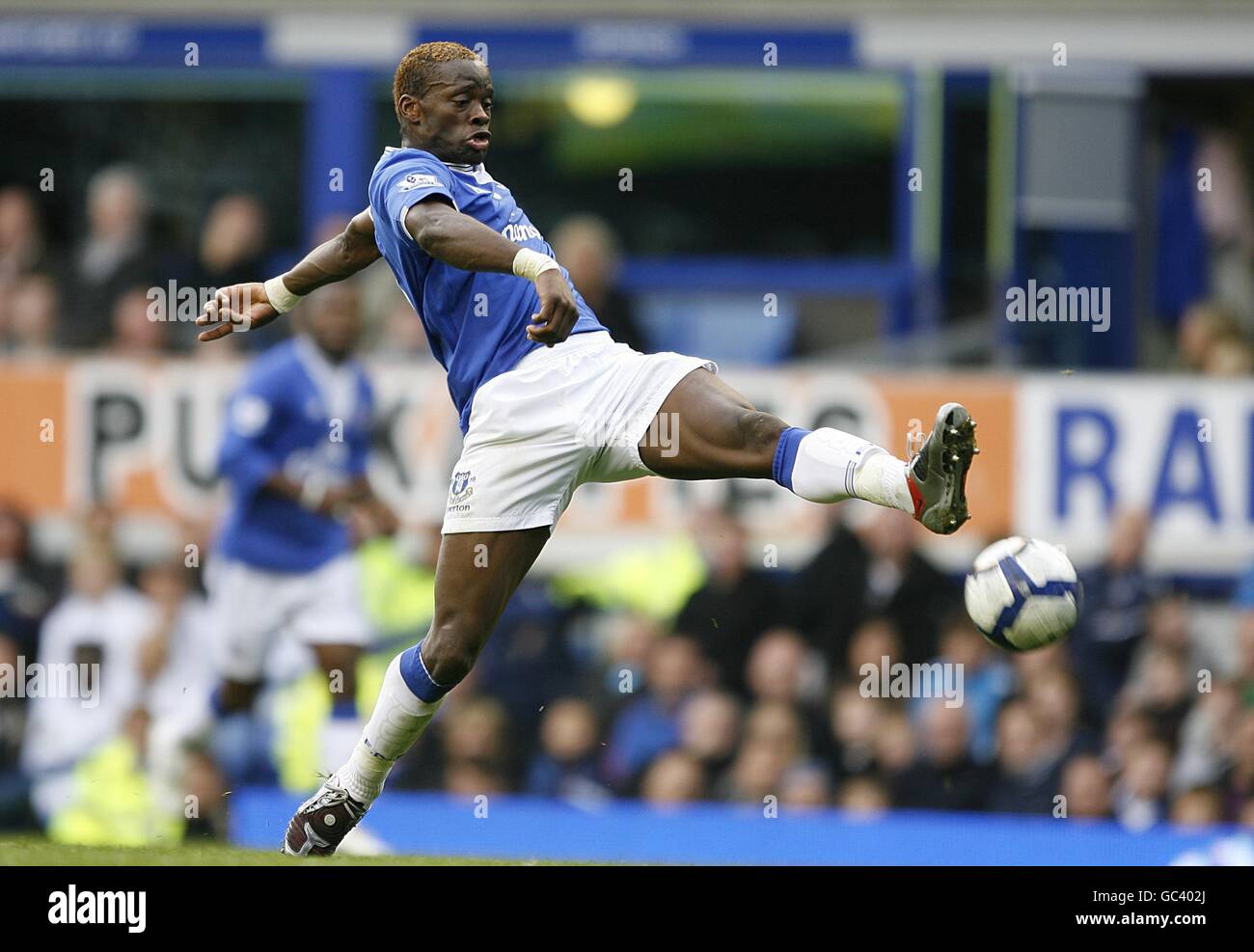 Evertons louis saha a un tir au but Banque de photographies et d’images ...
