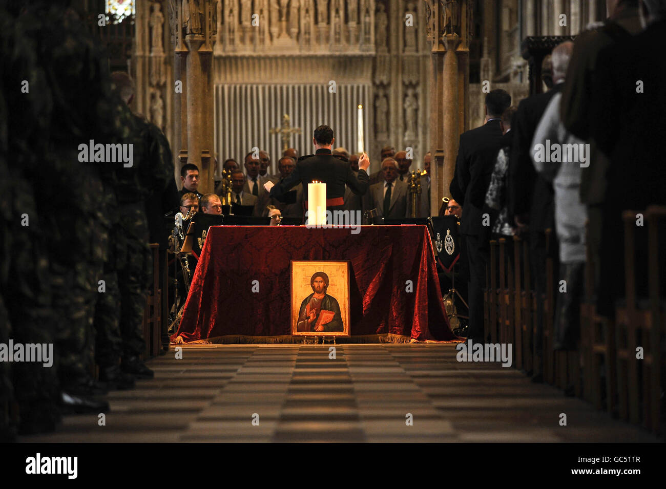 La bande et les bugles des fusils se présentent « High on a Hill » à l ...