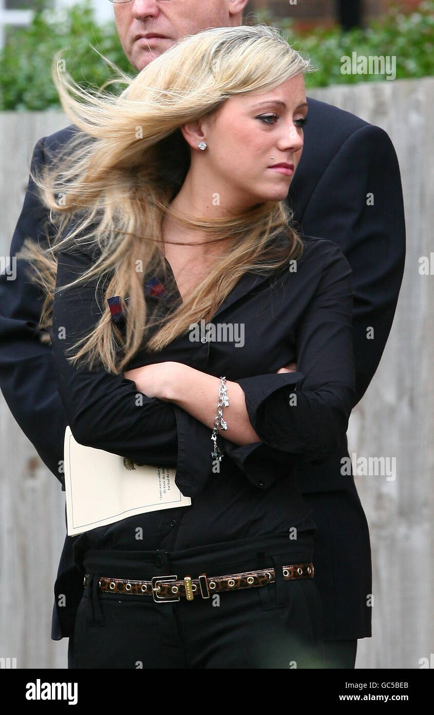 Kate Woolley, petite amie du Guardsman Jamie Janes du 1er Bataillon Grenadier Guards, observe ...