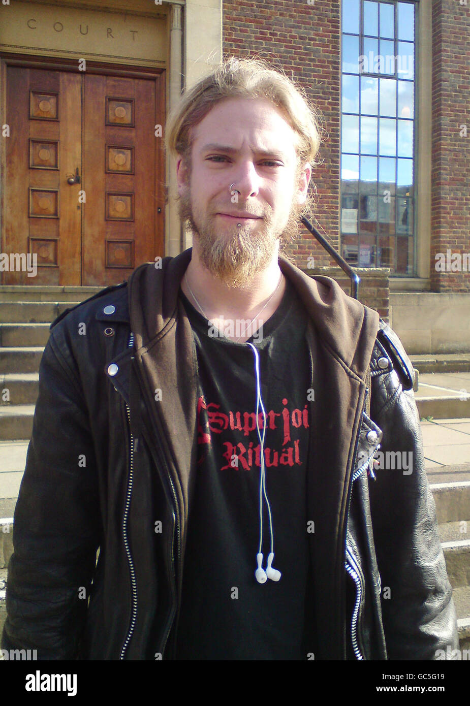 Luke Kennedy se tient devant le tribunal de la Couronne de Chichester ...