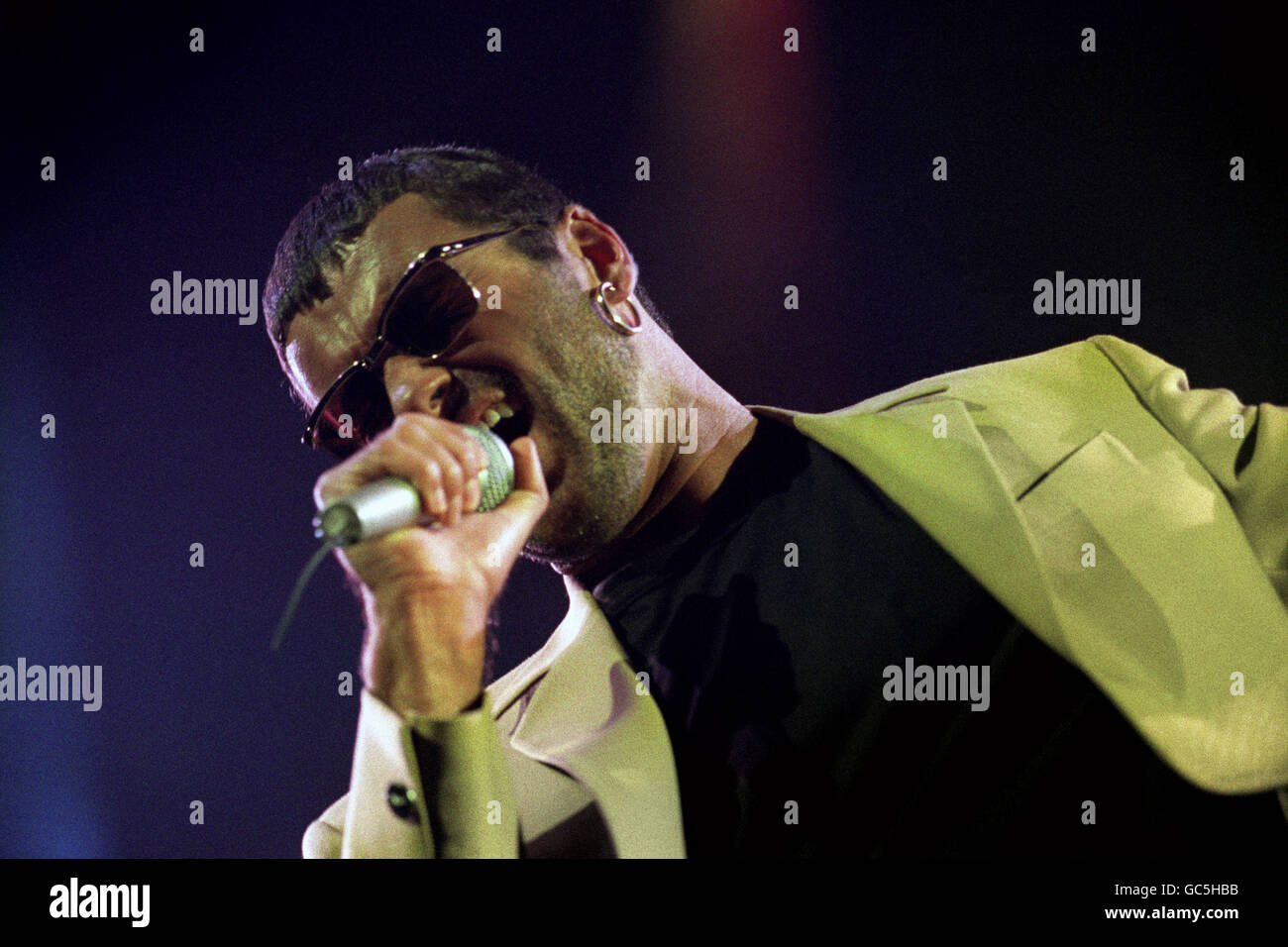 George michael cover Banque de photographies et d’images à haute ...