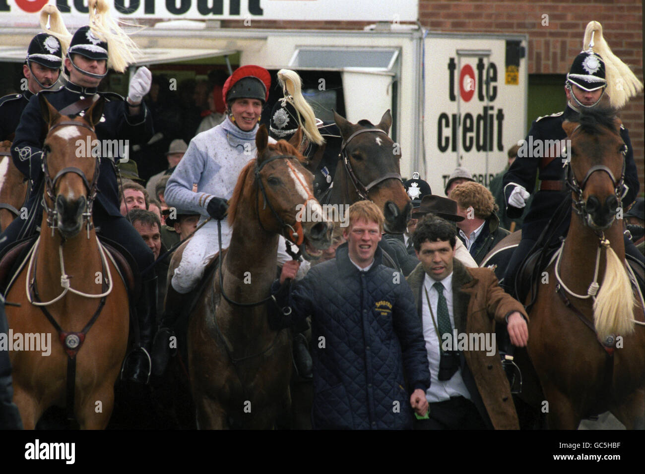 Seagram, monté par Nigel Hawke, est le premier à entrer dans l'enclos ...
