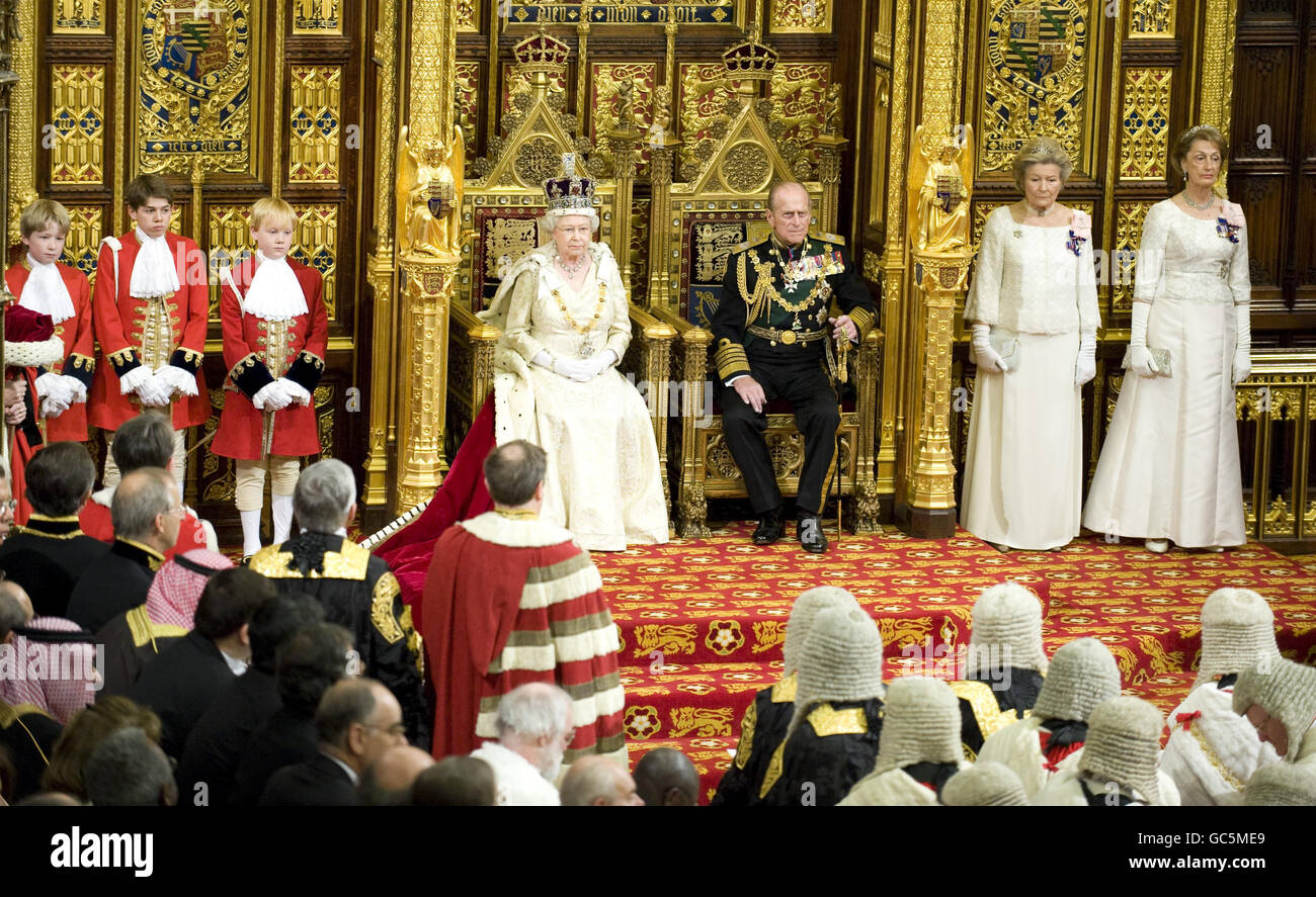 La reine Elizabeth II de Grande-Bretagne, avec le duc d'Édimbourg assis ...