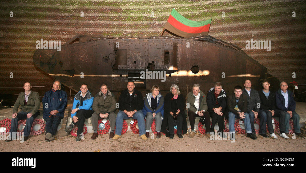 Des parents de soldats qui ont combattu à 'Deborah' un char Mark IV D51 ...