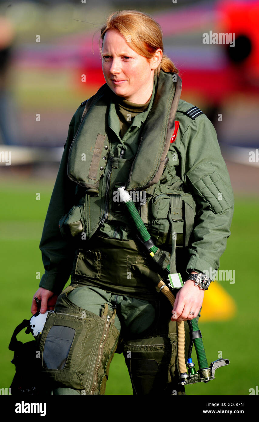 Red Arrows équipe la première femme pilote de vol Lieutenant Kirsty ...