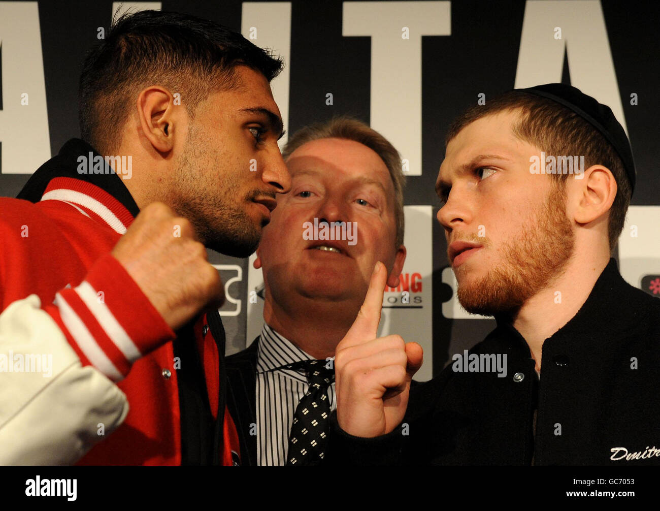 Amir Khan (à gauche) et Dmitry Salita (à droite) avec le promoteur ...