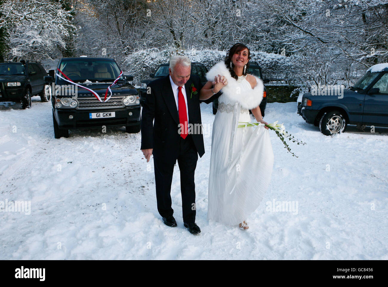 Karen Rawlins accompagnée de son père Ken arrive en 4x4 à la vieille ...