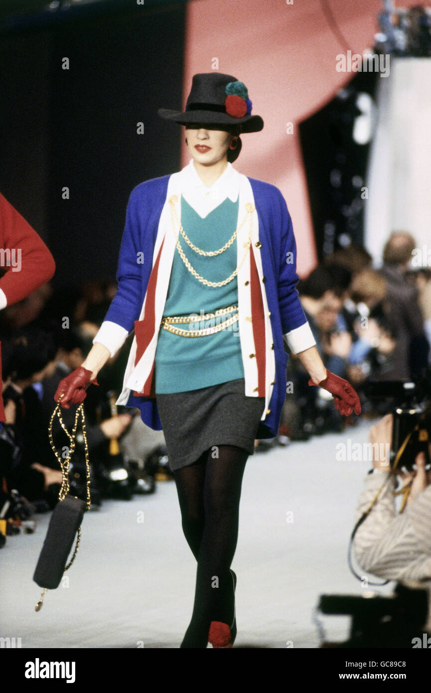 Mode, années 1990, mannequin, portant un minijupe et une veste ...