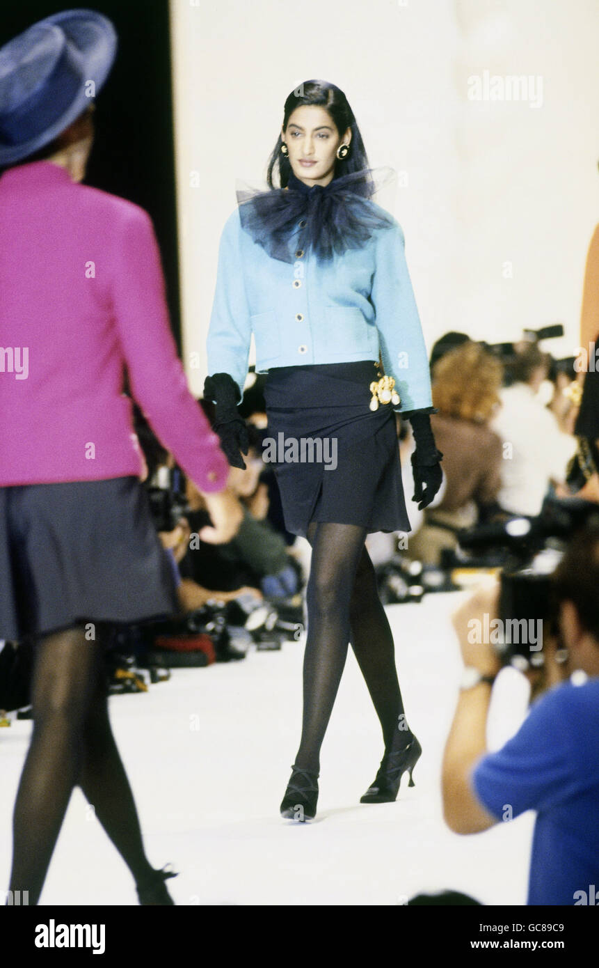 Mode, années 1990, mannequin, veste de port et mini-jupe, pleine ...